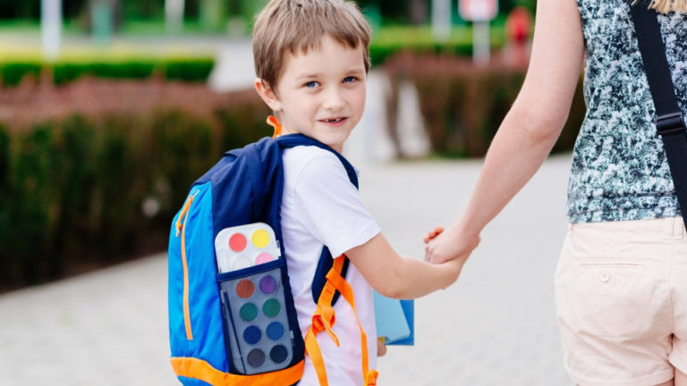 Mami, jam në klasë të parë! - asistencafamiljare.al